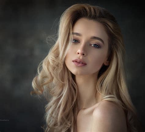 Anna Tsaralunga Pictures Images