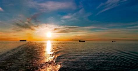 고요한 고요함 골든 아워 공중 영상 교통 내면의 평화 네비게이션 드론 영상 물 물이 있는 경치 바다 바다 경치 바다 여행 바다 일몰 바다 지평선