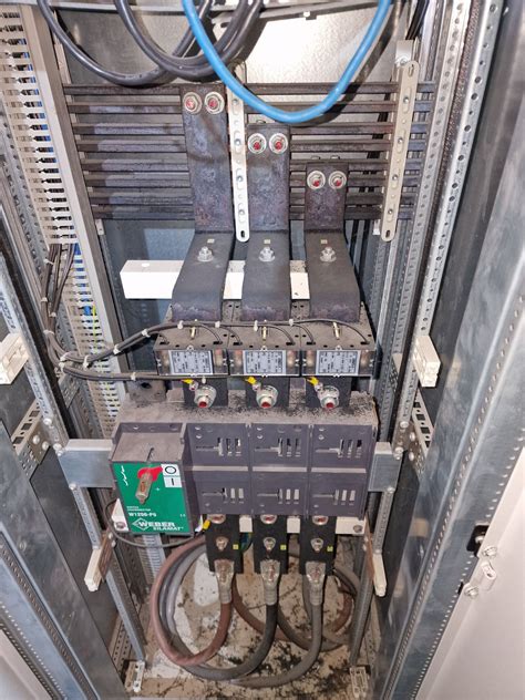 Op Een Locatie Hebben We Onlangs Een Gevaarlijke Situatie Aangetroffen In De Hoofdverdeelkast