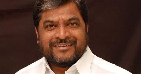 Raju Shetti News बैलगाडीतून रॅली अन् विराट शक्तिप्रदर्शन राजू शेट्टींनी भरला उमेदवारी अर्ज