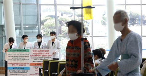 환자들 눈에 밟혀 사직서 내고도 가운 입은 교수들