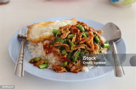 카오 패드 크라 프라오 매운 음식 칠리 음식 또는 돼지고기와 바질 태국 길거리 음식태국 쌀 건강한 식생활에 대한 스톡 사진 및