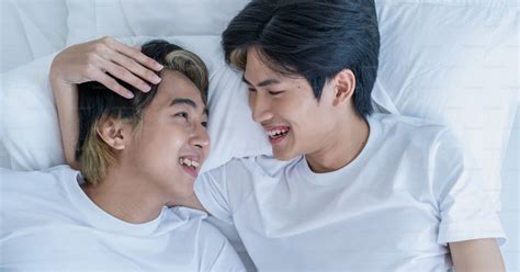 아시아 행복 한 남자 게이 가족 침대에 누워 서로를 바라 본다 매력적인 잘생긴 사랑스러운 Lgbtq 커플은 이른 아침 침실에서 침대에서 자고 행복으로 남자친구의 이마에