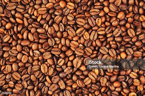 골든 컬러 클로즈 업의 큰 로스 팅 커피 원두 매크로 사진 볶은 커피 원두의 감촉 모든 디자인에 이상적인 밝은 추상적 인 배경