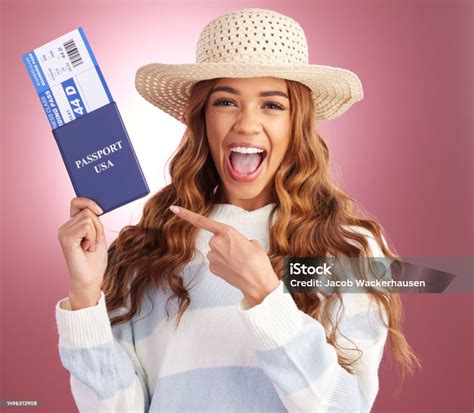 행복한 여자 여권 스튜디오 초상화는 그라데이션 배경으로 가리키고 정체성과 비행기 표를 가지고 있다 어린 학생 소녀 미국 여행 서류 및 자유 휴가 또는 휴가에 대한 흥분된