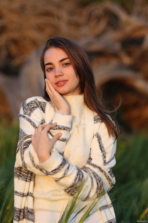 Solo Model Sofy Bee Exposes Her Tiny Tits And Bush During Outdoor Action