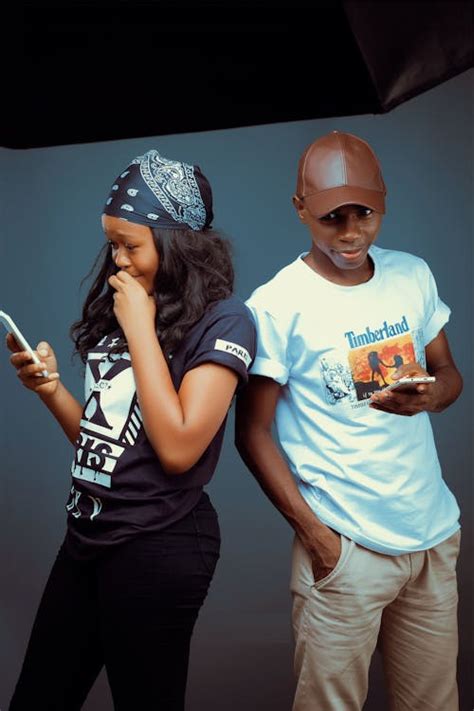 집에서 안락의 자에서 포옹 쾌활 한 작은 형제 · 무료 스톡 사진