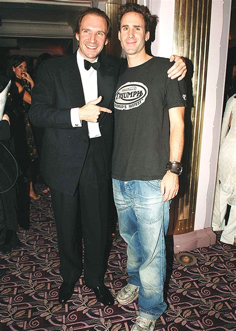 Ralph Fienness 6 Siblings Meet His Brothers And Sisters Hollywood Life