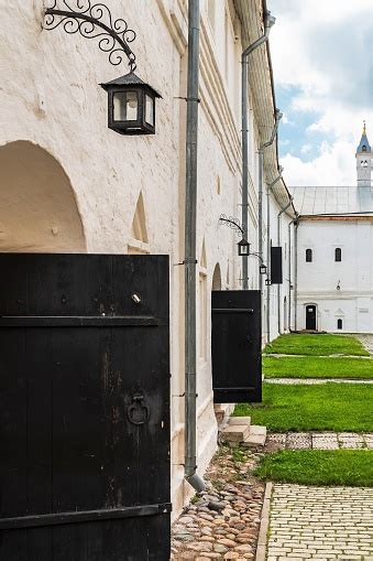 러시아 로스토프 2020년 7월 본격적인 문이있는 오래된 벽의 조각 0명에 대한 스톡 사진 및 기타 이미지 0명 거리 건물 외관 Istock