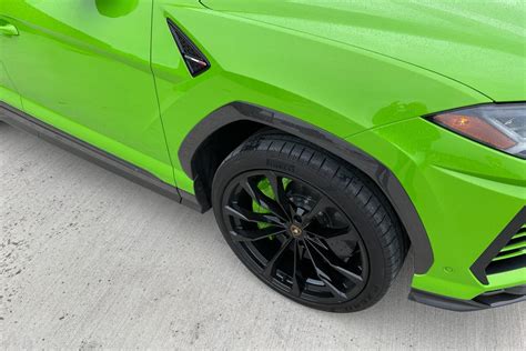 The 2021 Lamborghini Urus Stands Out Even On A Gloomy Day Cnet