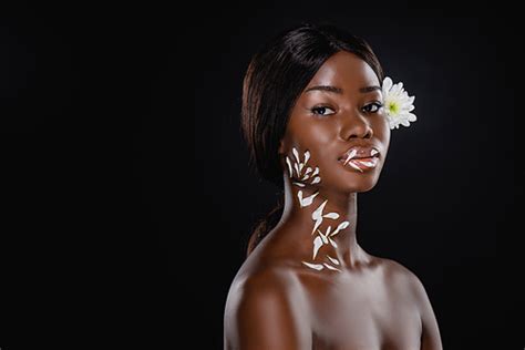 유토이미지 naked african american woman with white chrysanthemum in hair