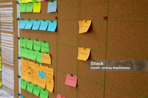 사무실의 벽에 부착 된 작업 시트 태스크 보드 칸반 시스템 게시판 민첩한 스티커 간반에 대한 스톡 사진 및 기타 이미지 간반 칠판 사무실 Istock