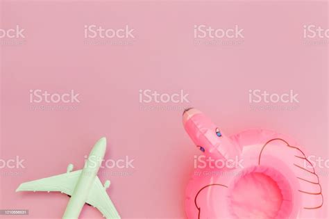 여름 해변 구성입니다 파스텔 핑크 배경에 고립 된 비행기와 팽창식 플라밍고최소한의 간단한 평신도 휴가 여행 모험 여행 개념입니다