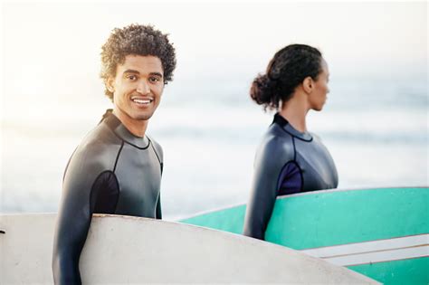 초상화 스포츠 및 해변에서 서핑 남자와 여름 동안 친구와 함께 재미 또는 레크리에이션을 위해 서핑 보드 물 또는 훈련 또는 레저를 위해 바다를 걷는 남녀 서퍼와 함께 운동