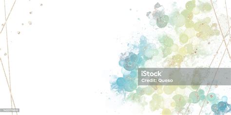 봄과 여름을위한 알코올 잉크 아트 추상적 인 배경 녹색 그라디언트 비누 거품과 흰색 배경에 금색 반짝임 텍스트를 위한 공간 0