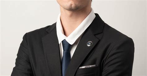 격식있는 옷차림 고전적인 패션 남성 모델 넥타이 똑똑한 표정 망 패션 맞춤형 슈트 복장 비즈니스 룩 비즈니스