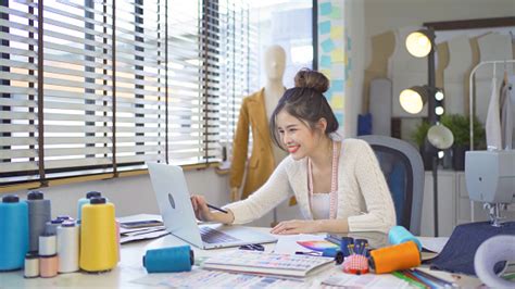 프리랜서 디자이너 재단사 스타일리스트 아티스트 아시아 여성 집이나 집에서 패션 디자인 옷과 의상 셔츠를 온라인으로 작업하는 태국인의 초상화 사람들의 라이프 스타일 창의력