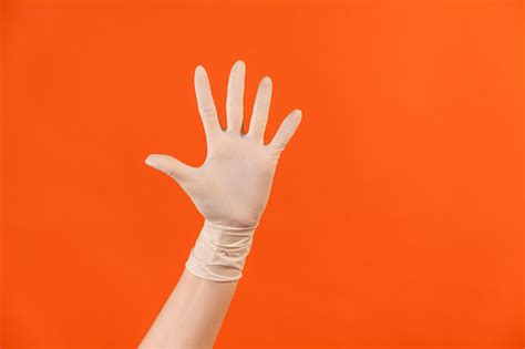 흰색 수술 장갑에 인간의 손의 프로필 측면 보기 는 손으로 5 번을 보여주거나 인사에 손을 흔들어 5에 대한 스톡 사진 및 기타 이미지 Istock