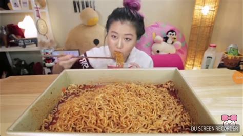 بنت كوريه تآكل اندومي🍲🍝💕😋 Youtube