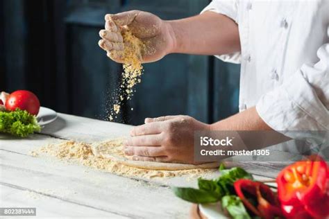 흰색 유니폼 주방에서 피자 만드는 요리사 베이커의 근접 촬영 손 개인 장식품에 대한 스톡 사진 및 기타 이미지 개인 장식품 건강한 생활방식 구다 치즈 Istock