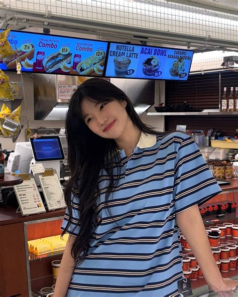 귀여움 한도 초과 추화정 스트라이프 셔츠로 완성한 현실 여친룩