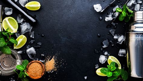 모히토 또는 카이피리냐 칵테일 및 목테일 준비 재료 민트 설탕 라임 얼음 및 강철 막대 도구 셰이커 지거 스트레이너 어두운 배경의 머들러 평면도 모히토에 대한 스톡 사진 및