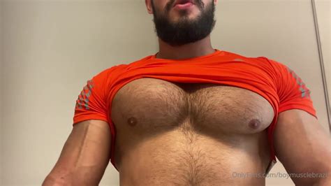 Hunks Bearded Bodybuilder Showing Off