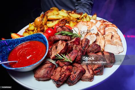 구운 감자 토마토 및 소스를 곁들인 돼지 고기와 치킨 케밥 굽기에 대한 스톡 사진 및 기타 이미지 굽기 돼지고기 0명 Istock