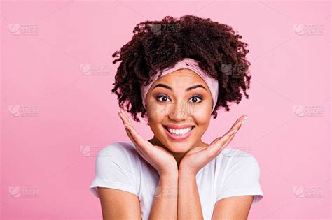 近距离的照片惊人的美丽她她的黑皮肤女士伟大的酷难以置信意想不到的进球新闻新奇的手臂手握