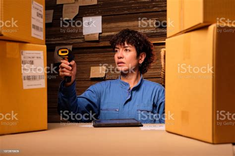 한 여성 근로자가 바코드를 스캔하여 소포 창고 공장에서 주문을 확인합니다 바코드 스캐너에 대한 스톡 사진 및 기타 이미지 바코드 스캐너 생활필수품 Qr코드 Istock