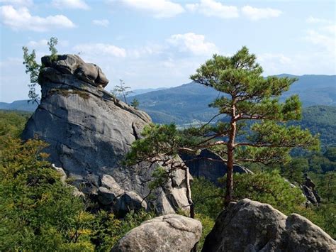 Скелі Довбуша в Карпатах Бубнище Ukraine Is