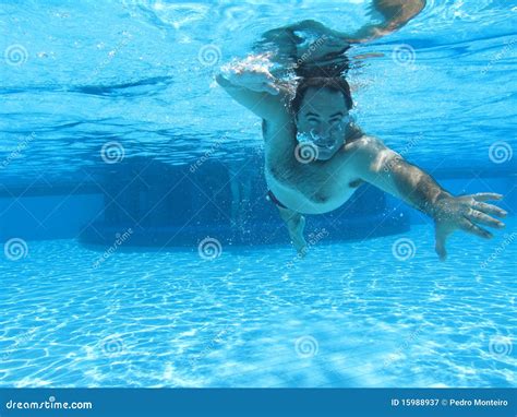 Foto Subacquea Di Nuoto Immagine Stock Immagine Di Muscolare 15988937