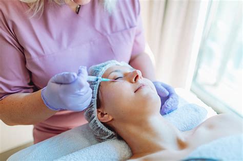 의료 장비를 사용하여 의료 절차를 만드는 스파 살롱의 미용사 전기 천공 메조 테라피 2명에 대한 스톡 사진 및 기타 이미지 2명 45 49세 건강관리와 의술 Istock