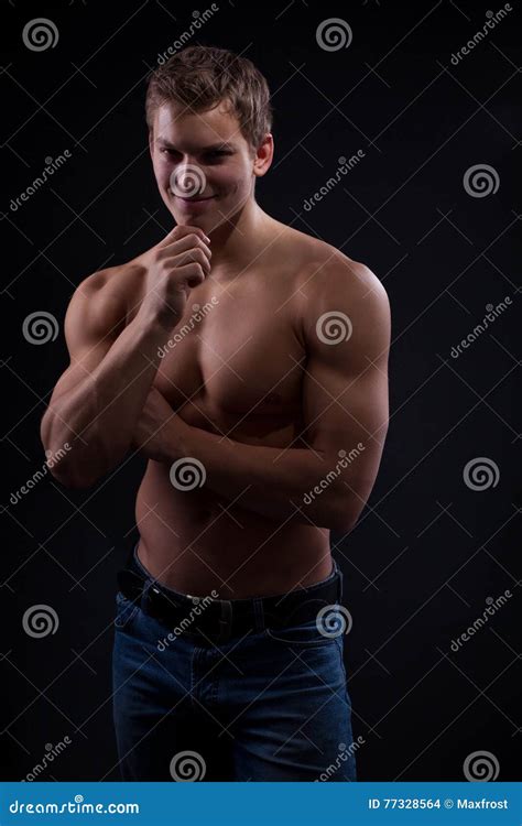 Mischen Sie Den Sexy Nackten Jungen Mann Mit Der In Den Jeans Aufwirft Stockfoto Bild Von