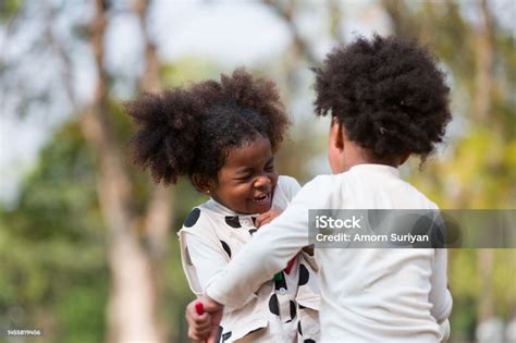 공원에서 야외에서 함께 놀고 있는 두 어린 아이 어린 소녀와 소년이 야외에서 즐거운 시간을 보내고 있다 밖에서 즐기는 흑인 아이 사람들 2 3 살에 대한 스톡 사진 및 기타