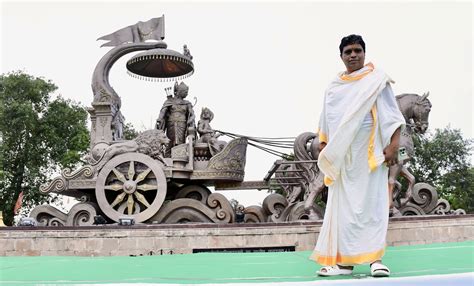 Dr Kumar Vishwas बहुत बिखरा बहुत टूटा थपेड़े सह नहीं पाया हवाओं