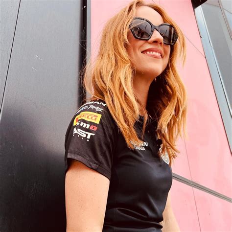Karine Vanasse Pose Sur La Piste Dans Un Look Décontracté Inspiré Des