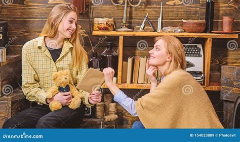 美丽的微笑和看彼此，乐趣和亲热概念的妈妈和女孩 学会诗的母亲和孩子 库存图片 图片 包括有 乐趣 幸福 154023889