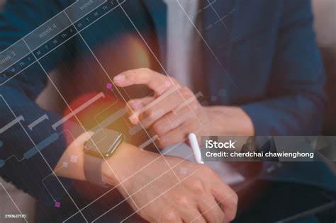 사무실에서 소파에 앉아있는 사업가 스마트 워치 및 가상 시간 일정 시간 관리 프로젝트 효율성 전략 목표 비즈니스 기술 인터넷 개념 가리키기에 대한 스톡 사진 및 기타 이미지