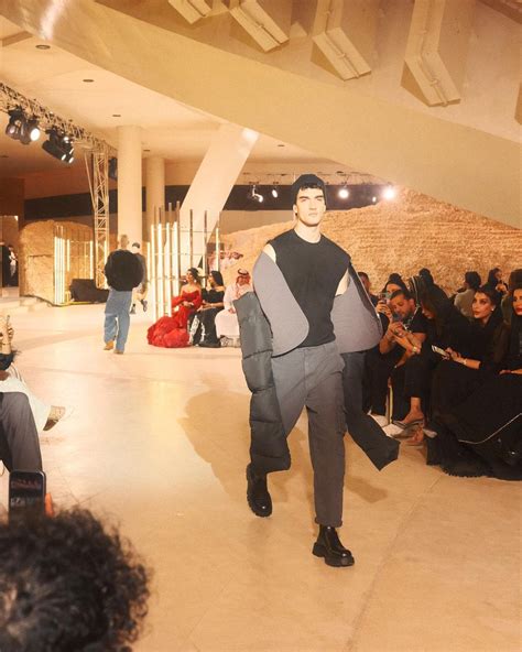 جولة ساحرة في عالم الأزياء الرجالية بأسبوع الموضة في الرياض مجلة هي