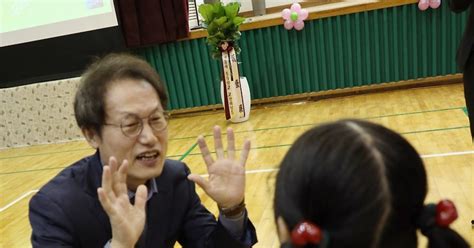 서울도솔학교 학생과 대화 나누는 조희연 교육감