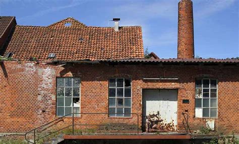 Find The Naked Models Hidden In Pictures ढढ त जन इस सन म कह छप ह एक लडक