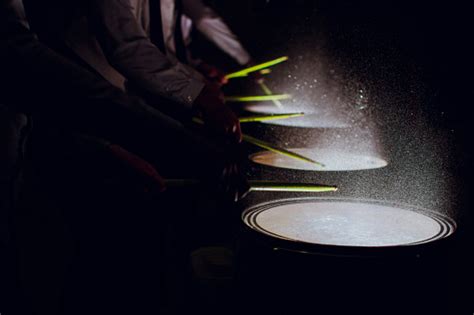 드럼 스틱은 낮은 조명 배경에 스플래시 물과 스 네 어 드럼에 타격 하 고 있습니다 Rehearsal에 대한 스톡 사진 및 기타 이미지 Rehearsal 남자 냉동된