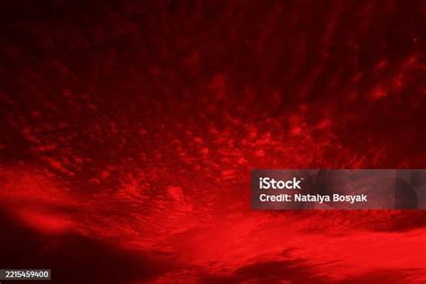 추상적인 진한 빨간색 배경입니다 드라마틱한 저녁 밤하늘 검은 피 불 일몰 구름 환상적인 판타지 서사시 불길한 공포 할로윈 아마겟돈 묵시록 세상의 끝 개념 디자인 0명에 대한