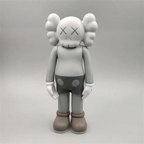 Статуэтка Kaws Companion серого цвета 18 см дизайнерская игрушка кавс серый фигурка для
