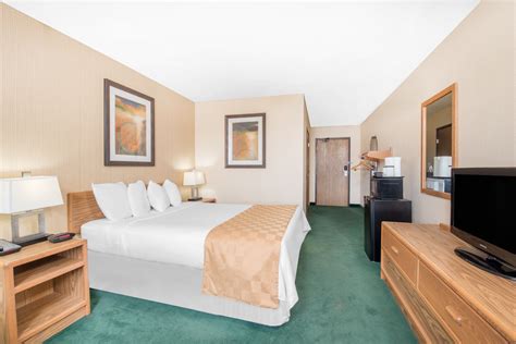 Days Inn And Suites By Wyndham Fargo 19th Aveairport Dome Fargo Nd Hotels