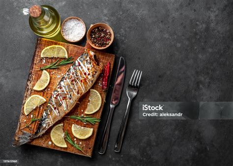 레몬과 향신료가 있는 도마에 구운 고등어가 텍스트 복사 공간을 가진 석조 배경에 물고기에 대한 스톡 사진 및 기타 이미지 물고기 고등어류 레스토랑 Istock