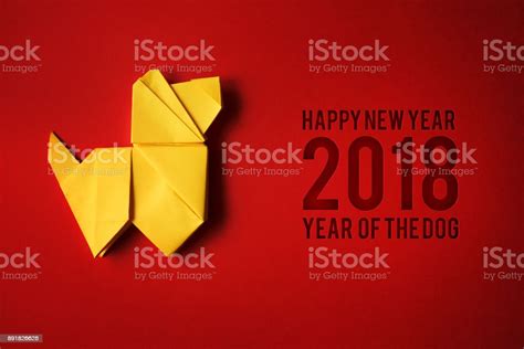 붉은 종이 바탕에 노란색 접힌된 종이 접기 개입니다 수평 휴가 엽서 포스터 배너 서식 파일입니다 복사 텍스트 글자를 위한 빈 공간입니다 0명에 대한 스톡 사진 및 기타