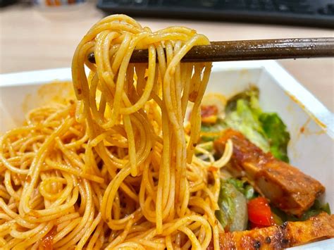 全家義大利麵︱健康志向【莎莎烤雞麵沙拉】開箱試吃 耳東小姐