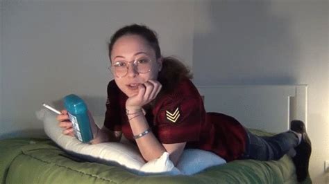 Joi Pov Piedi Puzzosi Claudia Sborra Per La Puzza Dei Miei Piedi